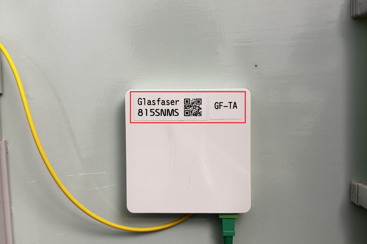 Sie finden Ihre Glasfaser-ID auf der in Ihrer Wohnung installierten ...